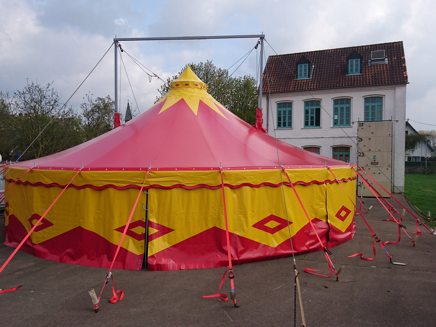 Zirkuszelt 14m Rund – 156 qm rot-gelb - Zirkuszelte mit ...