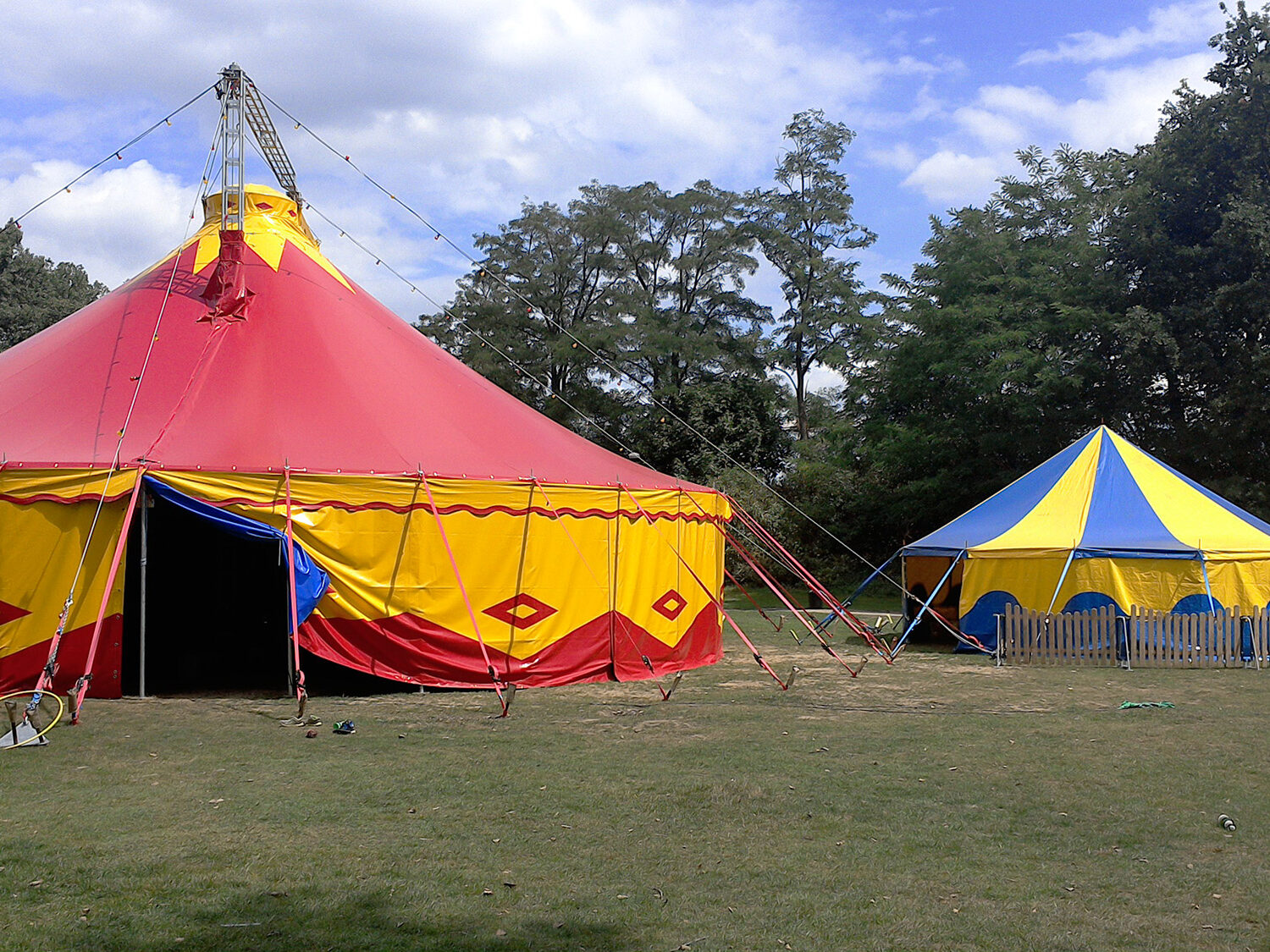 Zirkuszelt 18 m Rund – 255 qm - Zirkuszelte mit Zirkusdekoration mieten ...