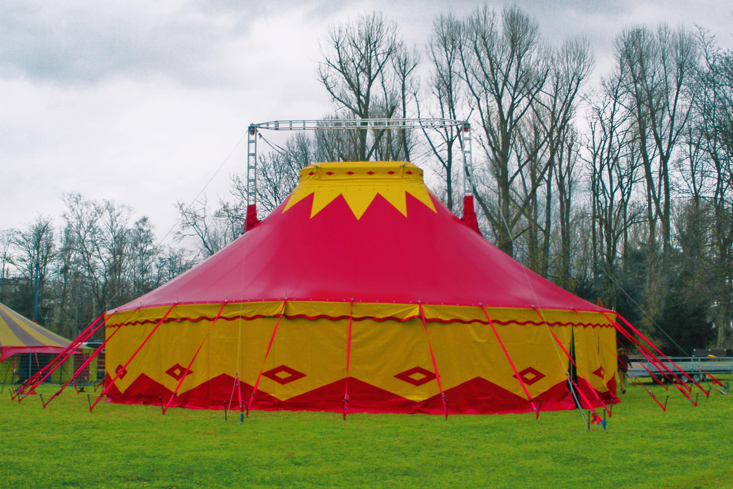 Zirkuszelt 18 m Rund – 255 qm - Zirkuszelte mit Zirkusdekoration mieten ...